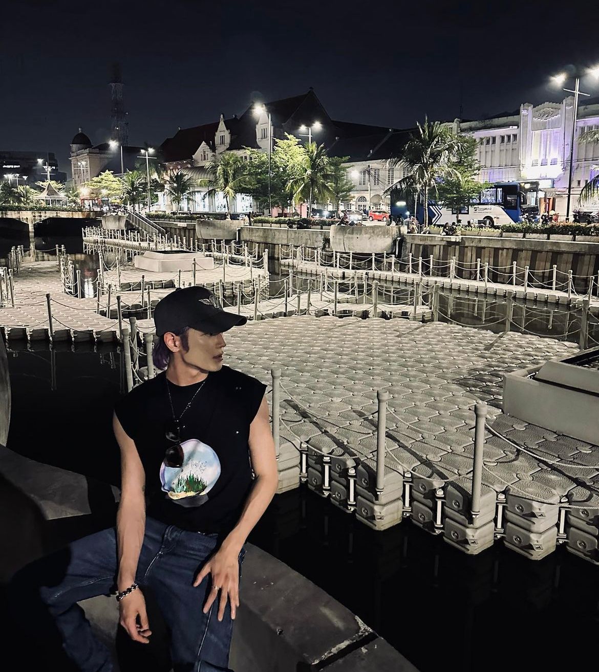 Intip Potret Taeyong NCT Malam Mingguan di Kota Tua, Seru Banget!